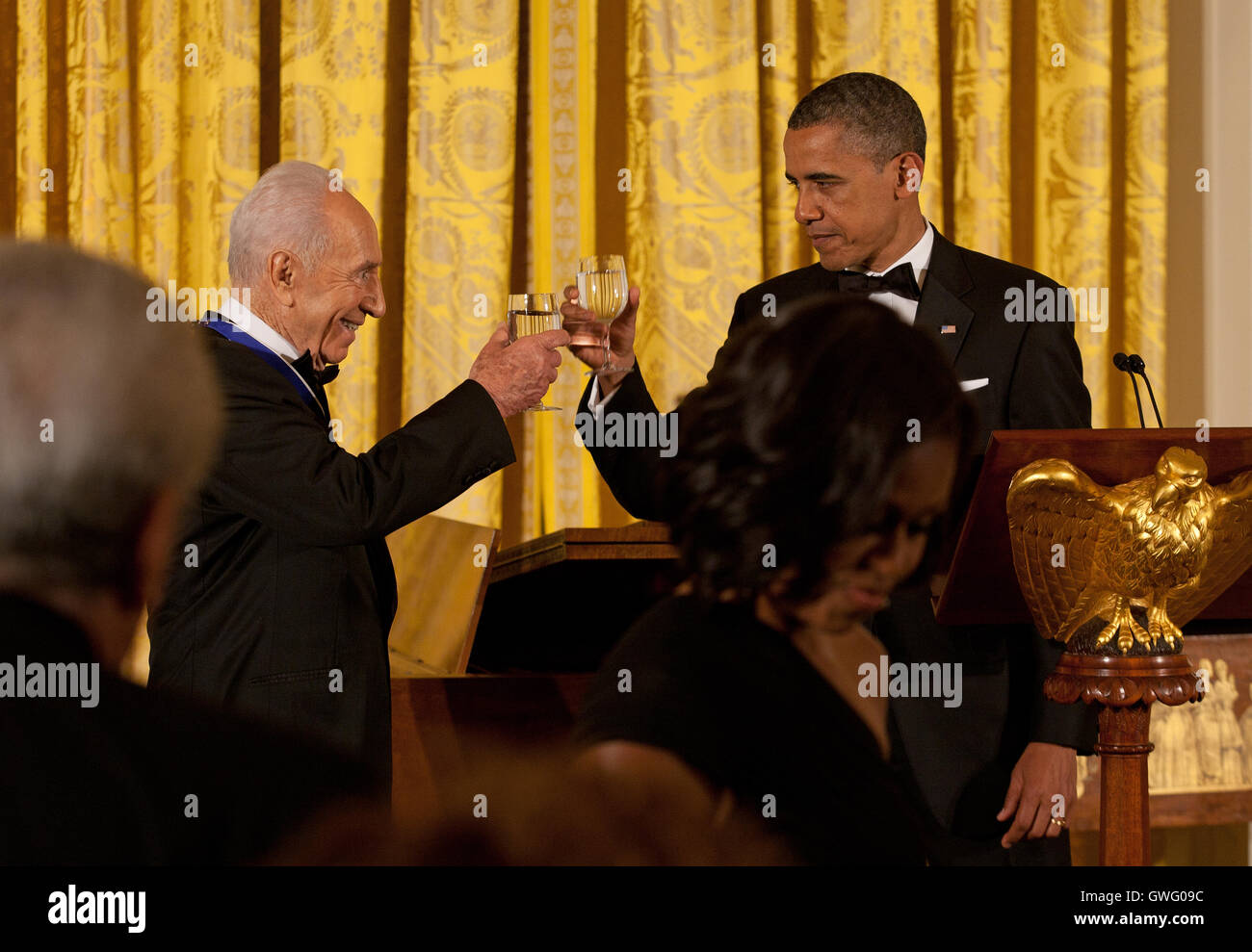 United States President Barack Obama offers a toast to President Shimon ...