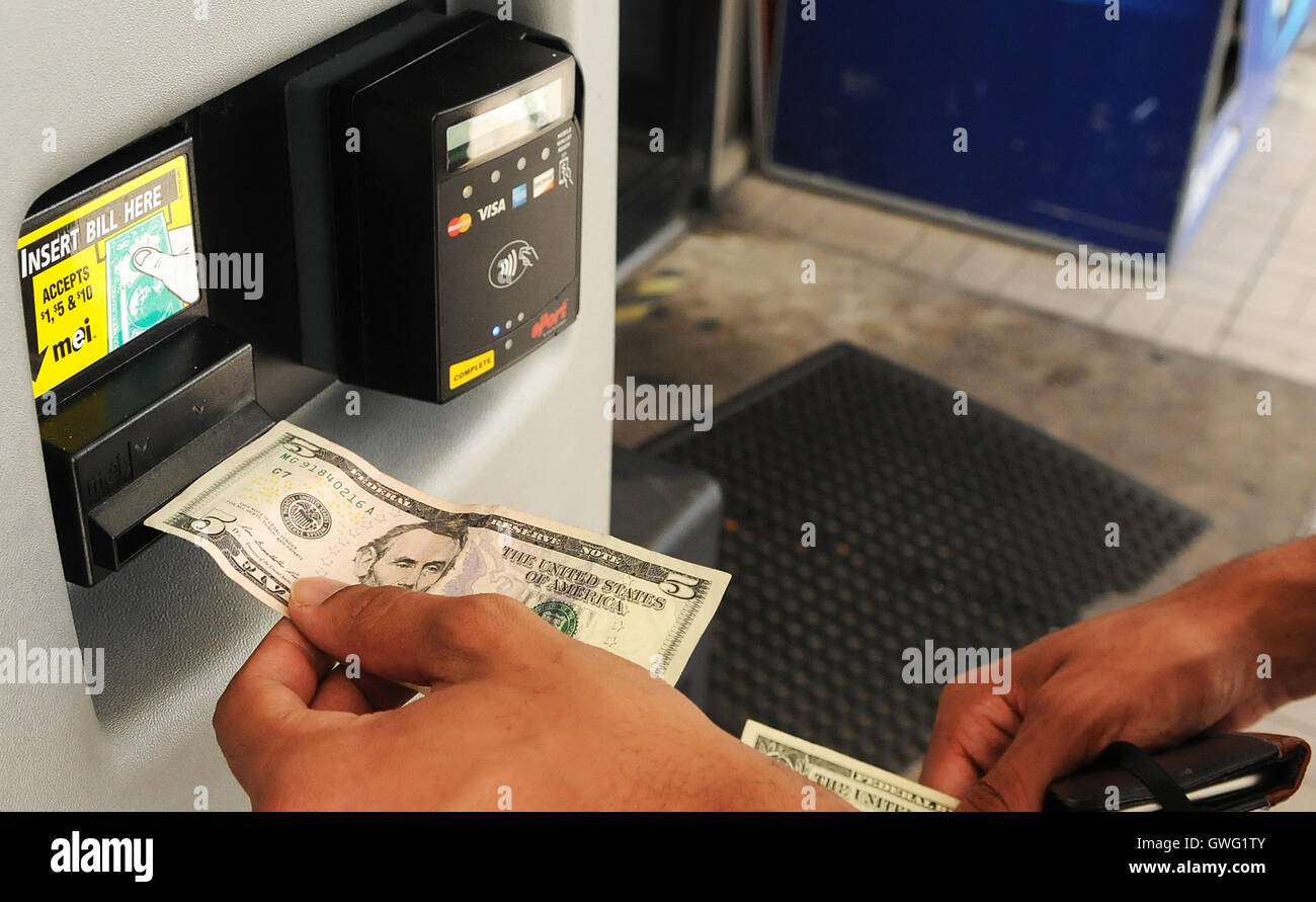 Money testing machine hi-res stock photography and images - Alamy