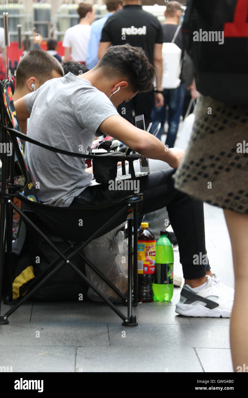 Sydney, Australia. 14th Sep, 2016. People start queuing outside the ...