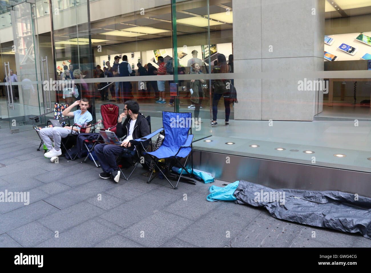 Sydney, Australia. 14th Sep, 2016. People start queuing outside the ...