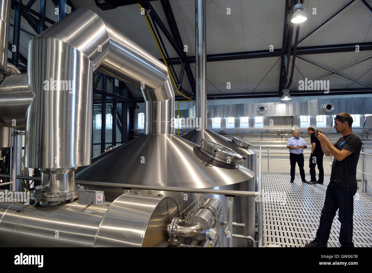 Berlin, Germany. 14th Sep, 2016. Clients look around the brewing hall ...