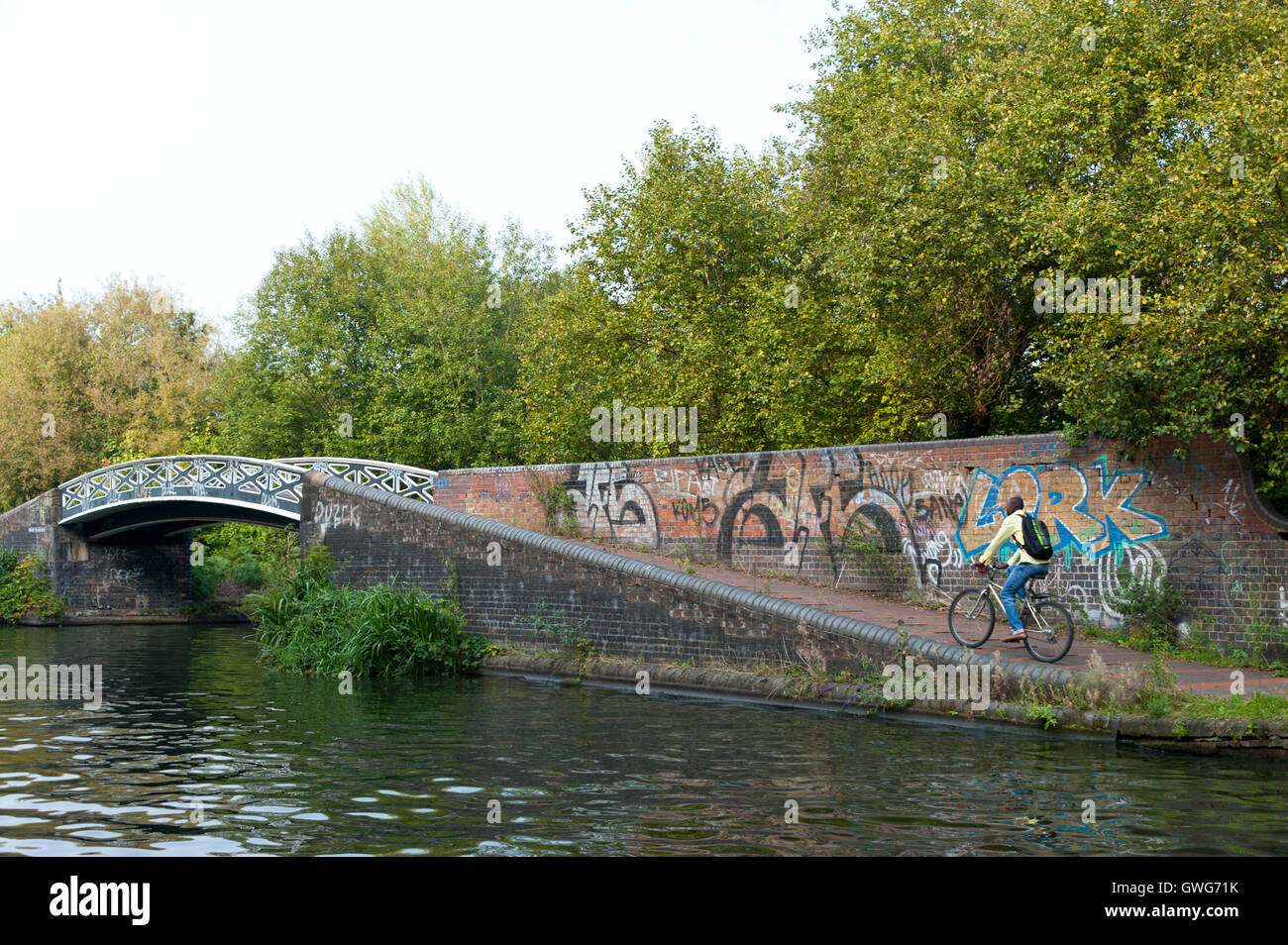 Birmingham, UK. 14th September 2016. People enjoy the hot sunny weather ...