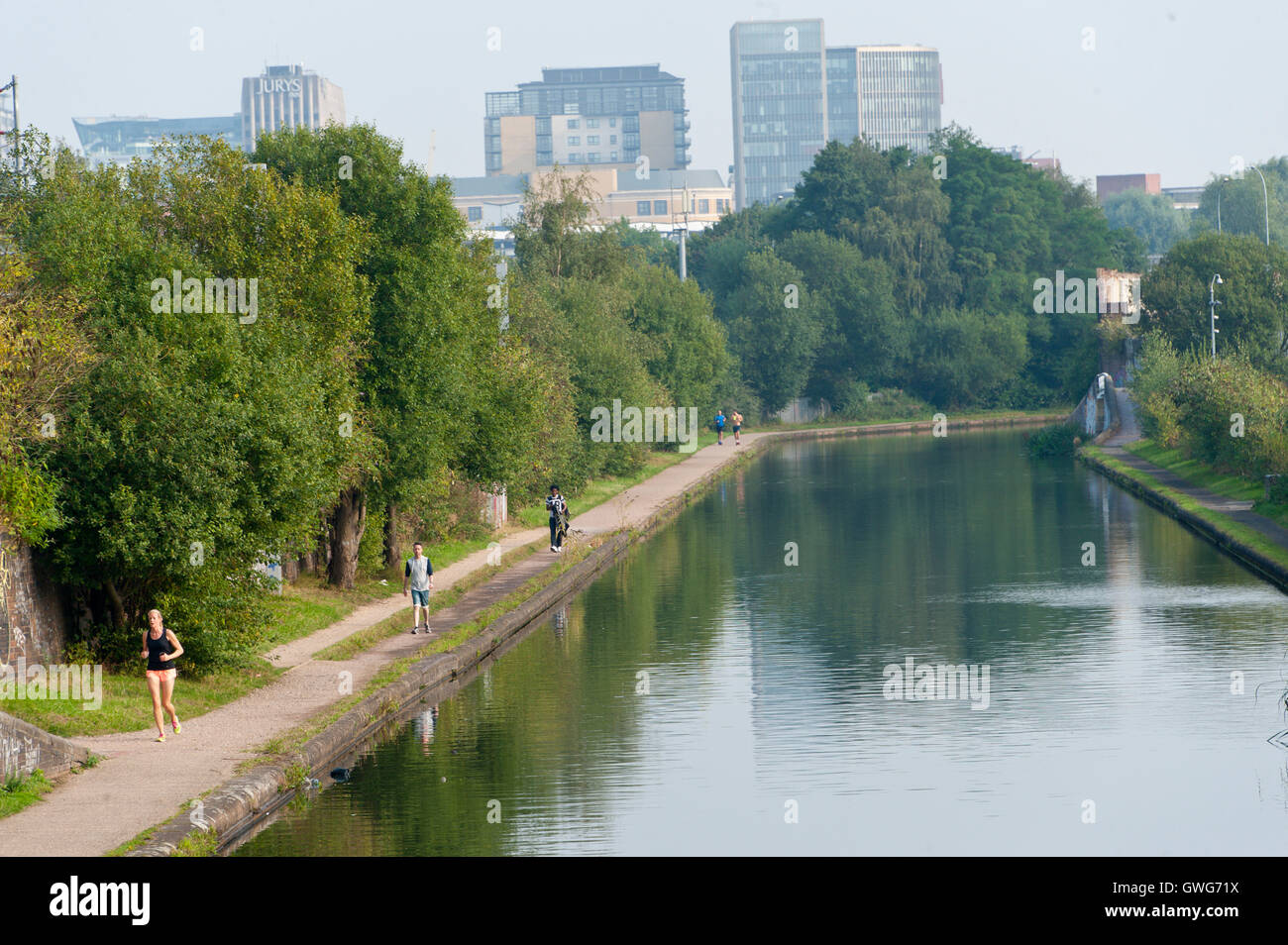 Birmingham, UK. 14th September 2016. People enjoy the hot sunny weather ...