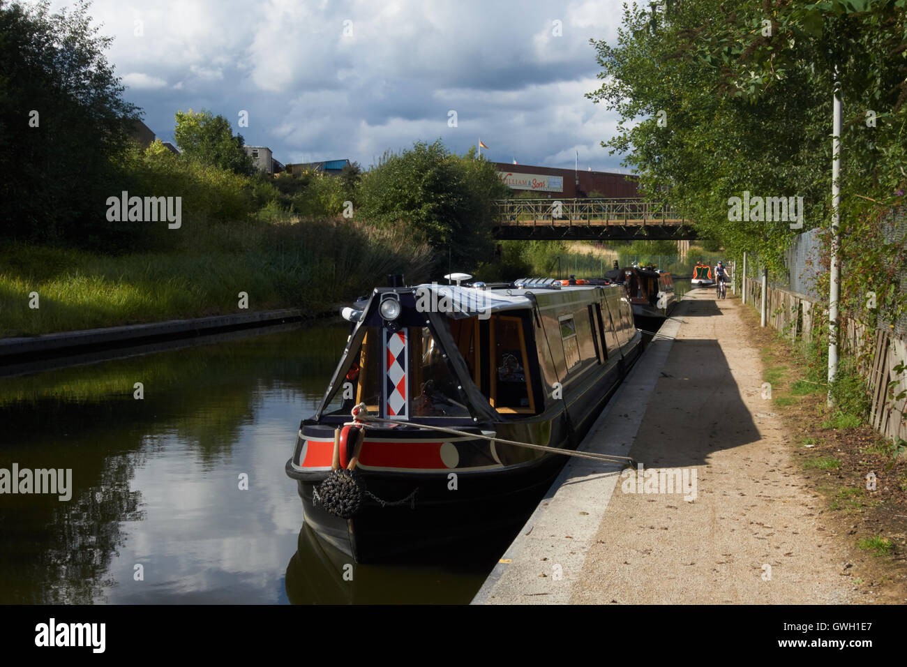 Barge moored along towpath hi-res stock photography and images - Alamy