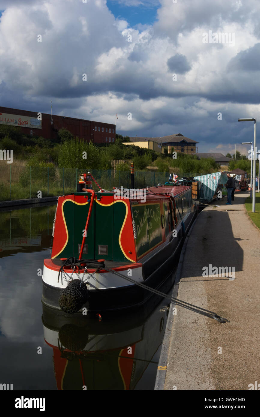 Barge moored along towpath hi-res stock photography and images - Alamy