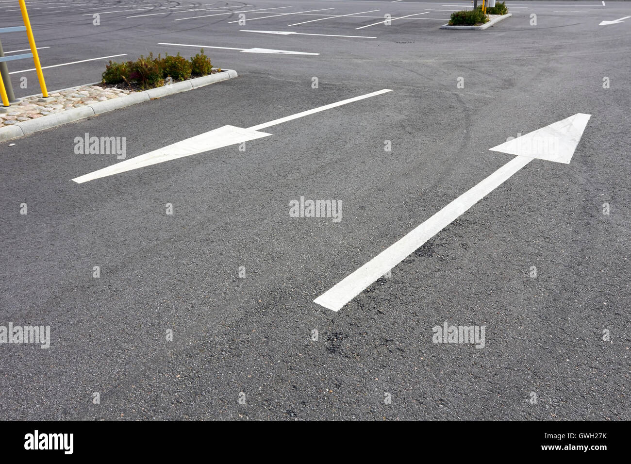 lane arrows on tarmac Stock Photo - Alamy