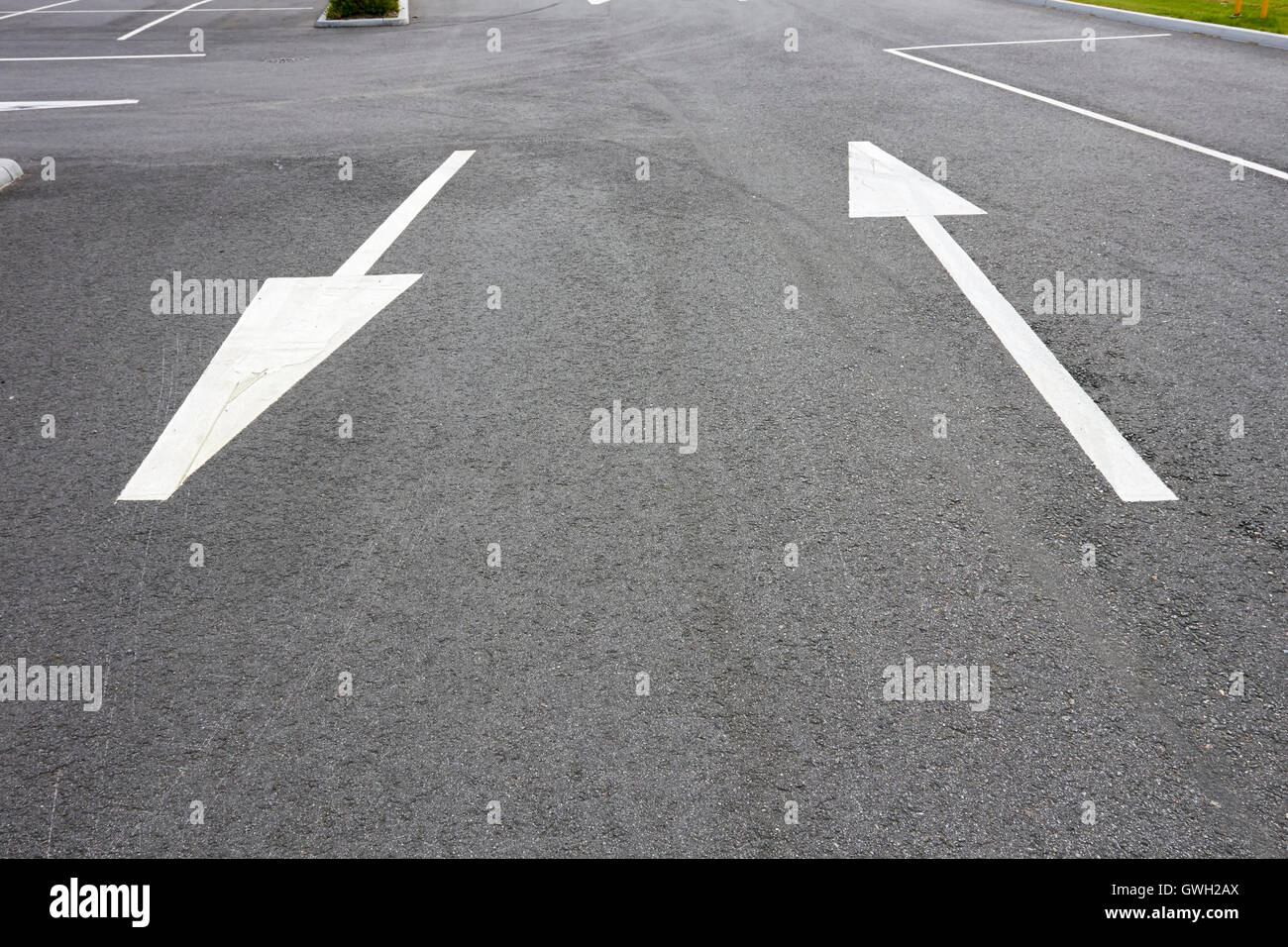 Road lanes arrows hi-res stock photography and images - Alamy