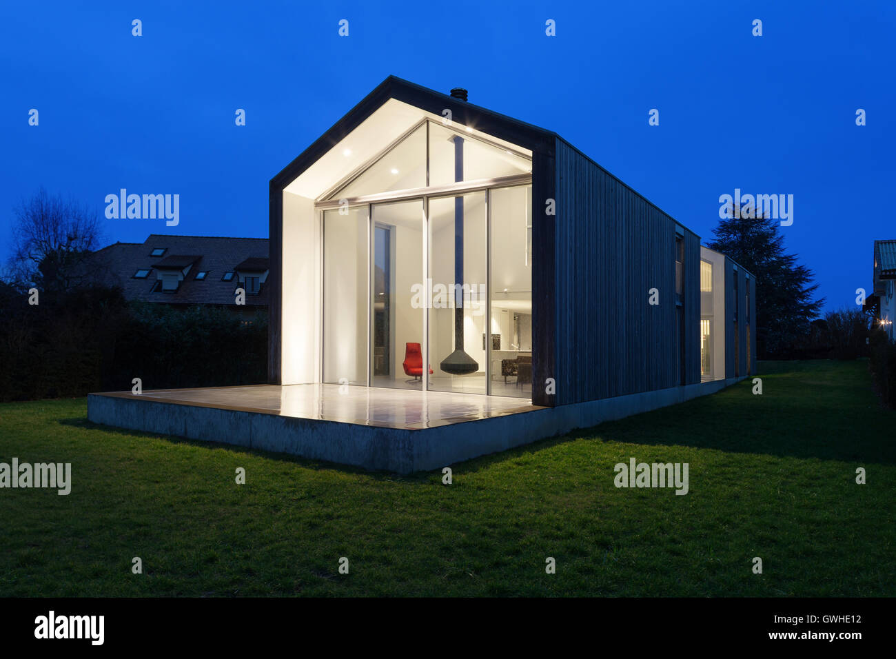 Exterior of a modern house, night scene Stock Photo - Alamy