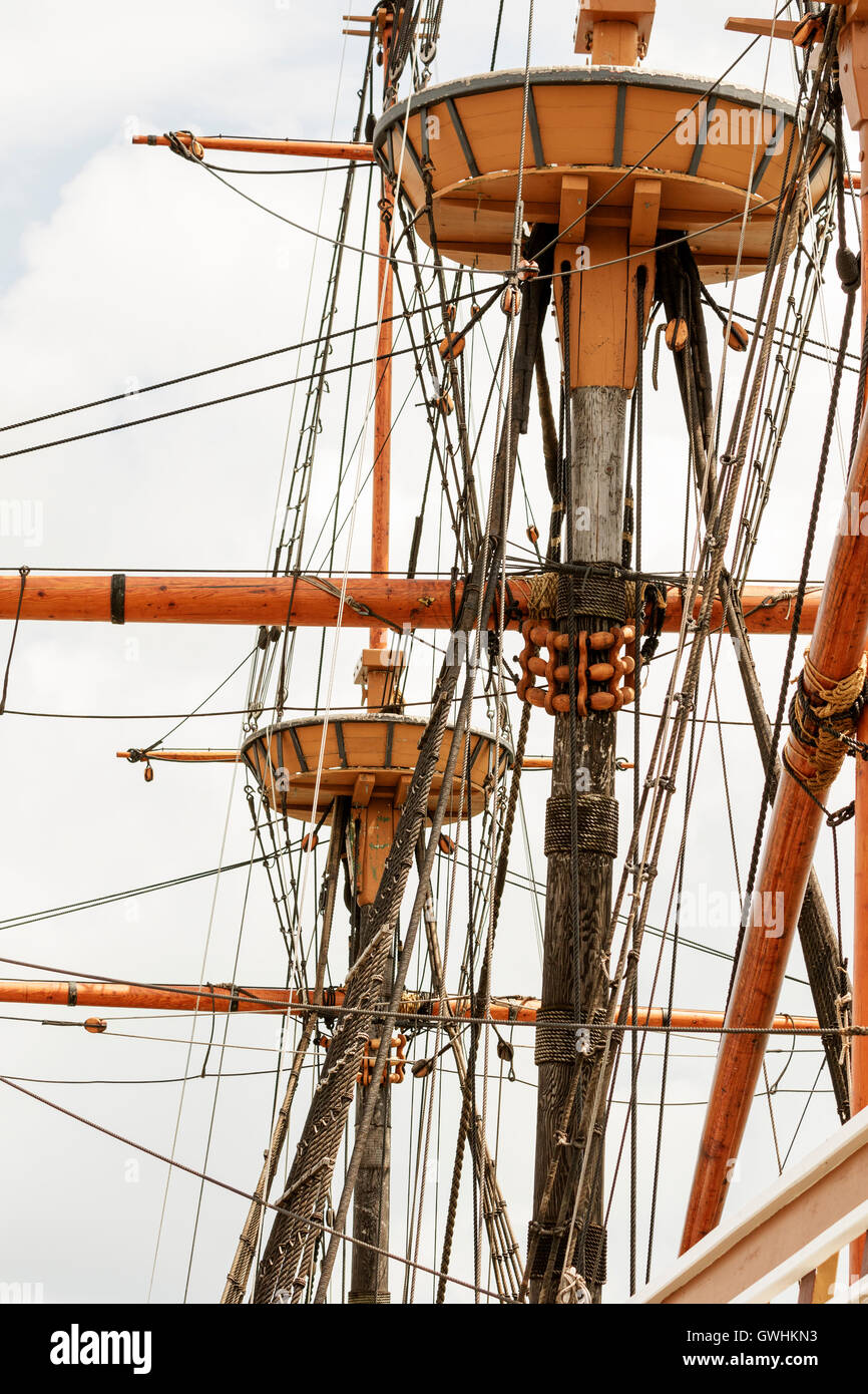 Rigging on the ancient tall ship Stock Photo - Alamy