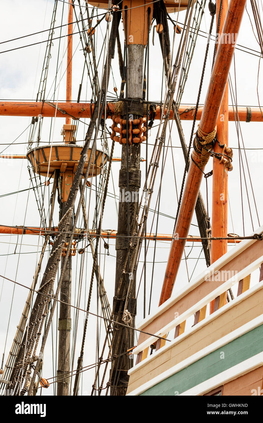 Rigging on the ancient tall ship Stock Photo - Alamy