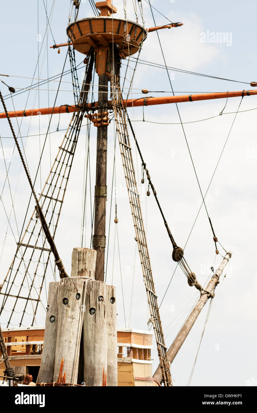 Rigging on the ancient tall ship Stock Photo - Alamy