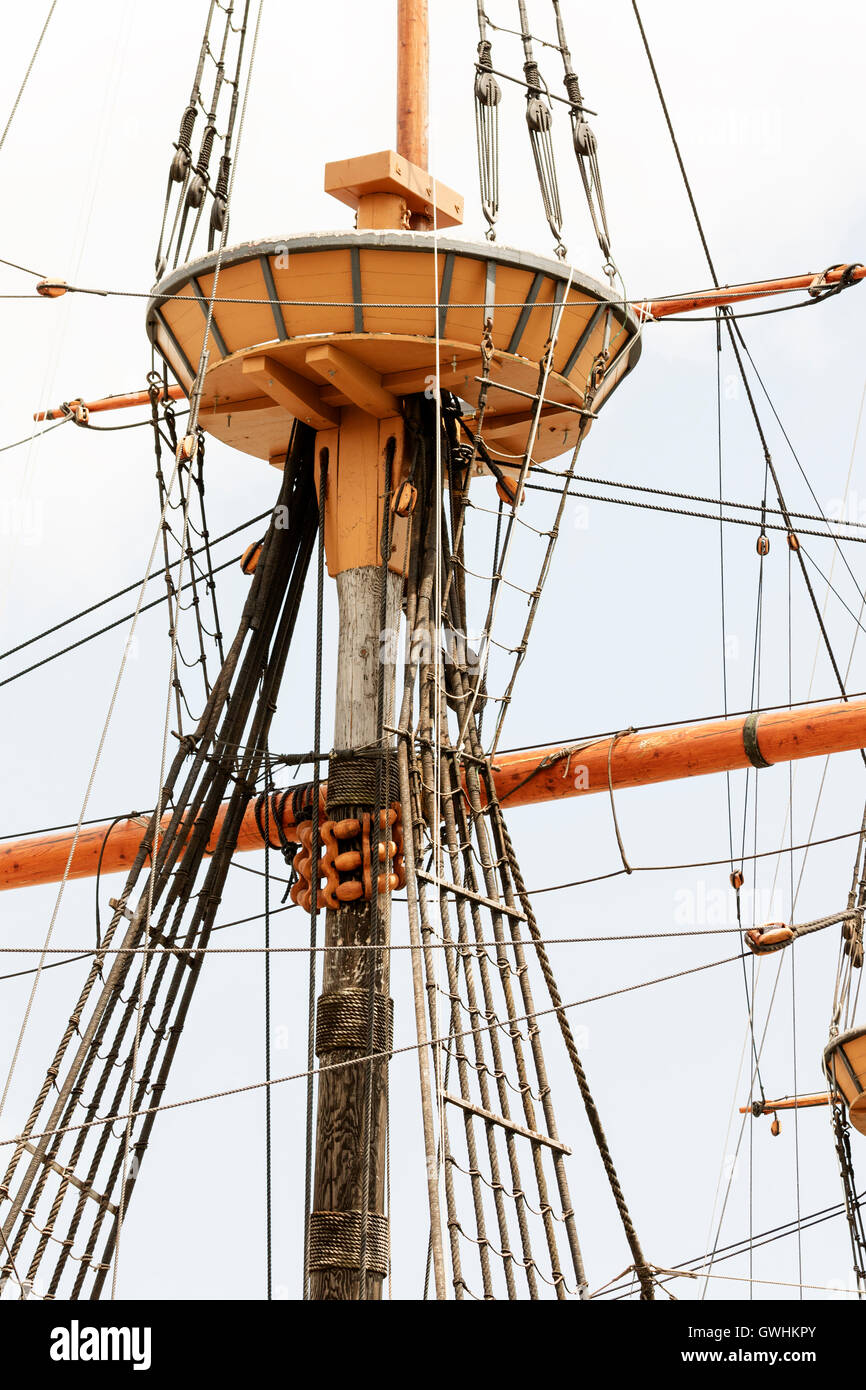 Rigging on the ancient tall ship Stock Photo - Alamy