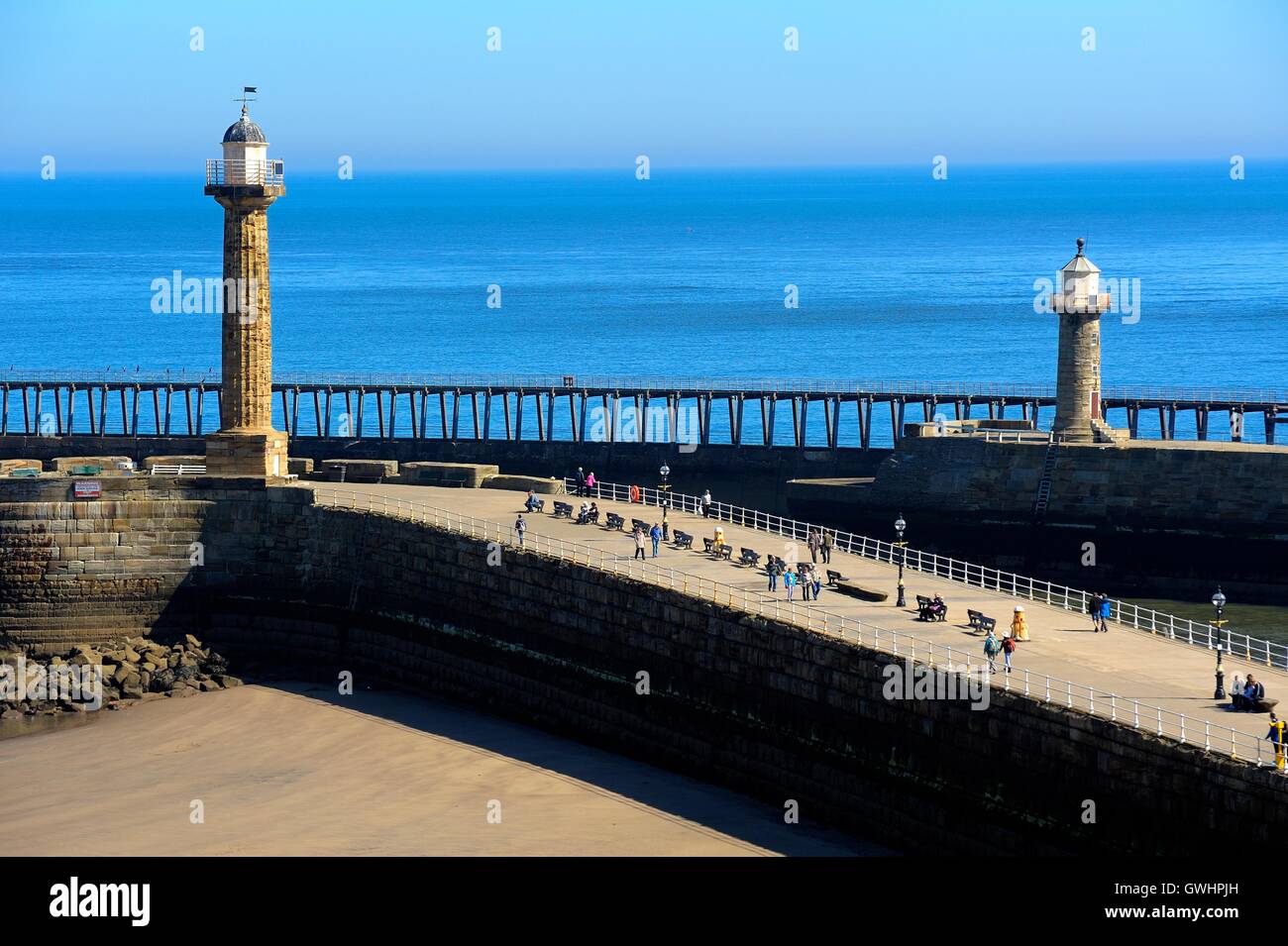 Whitby piers hi-res stock photography and images - Alamy