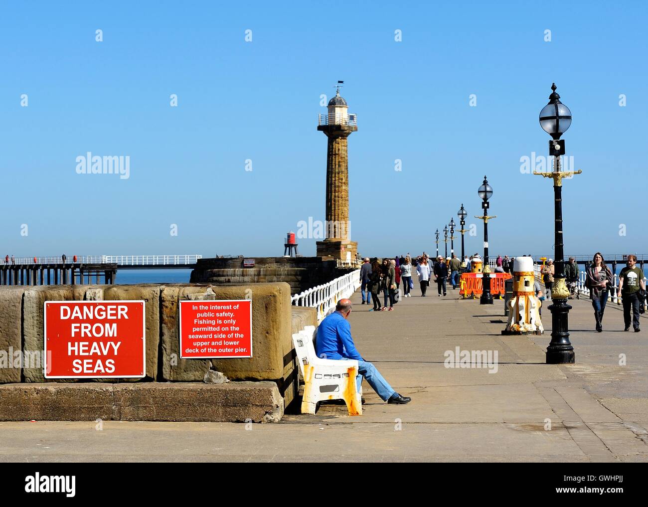 Sunny whitby hi-res stock photography and images - Alamy