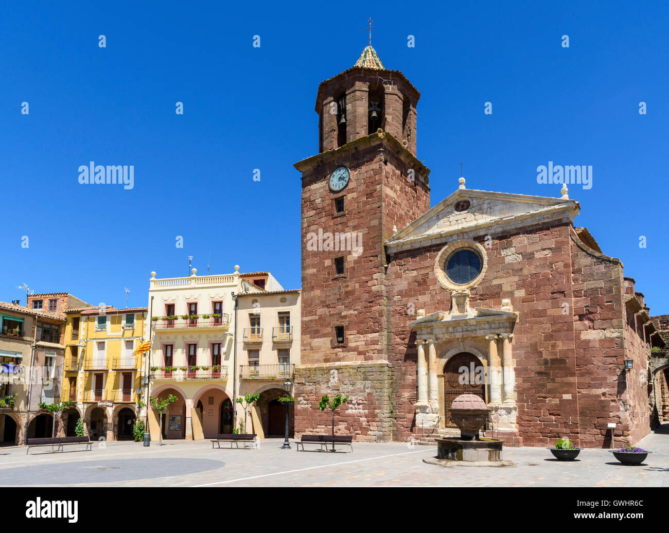 Iglesia de Santa Maria and the spherical Renaissance fountain in Plaça ...