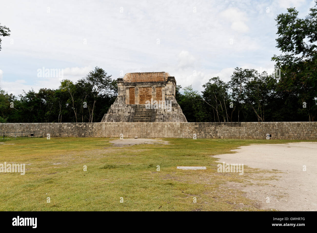 Scenic views of Chichen Itza Maya ruins on Yukatan Peninsula, Mexico ...