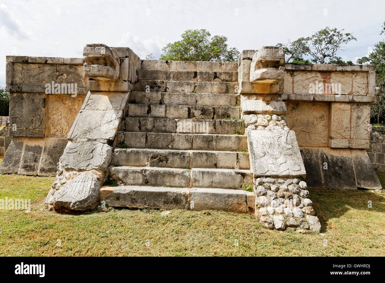 Scenic views of Chichen Itza Maya ruins on Yukatan Peninsula, Mexico ...