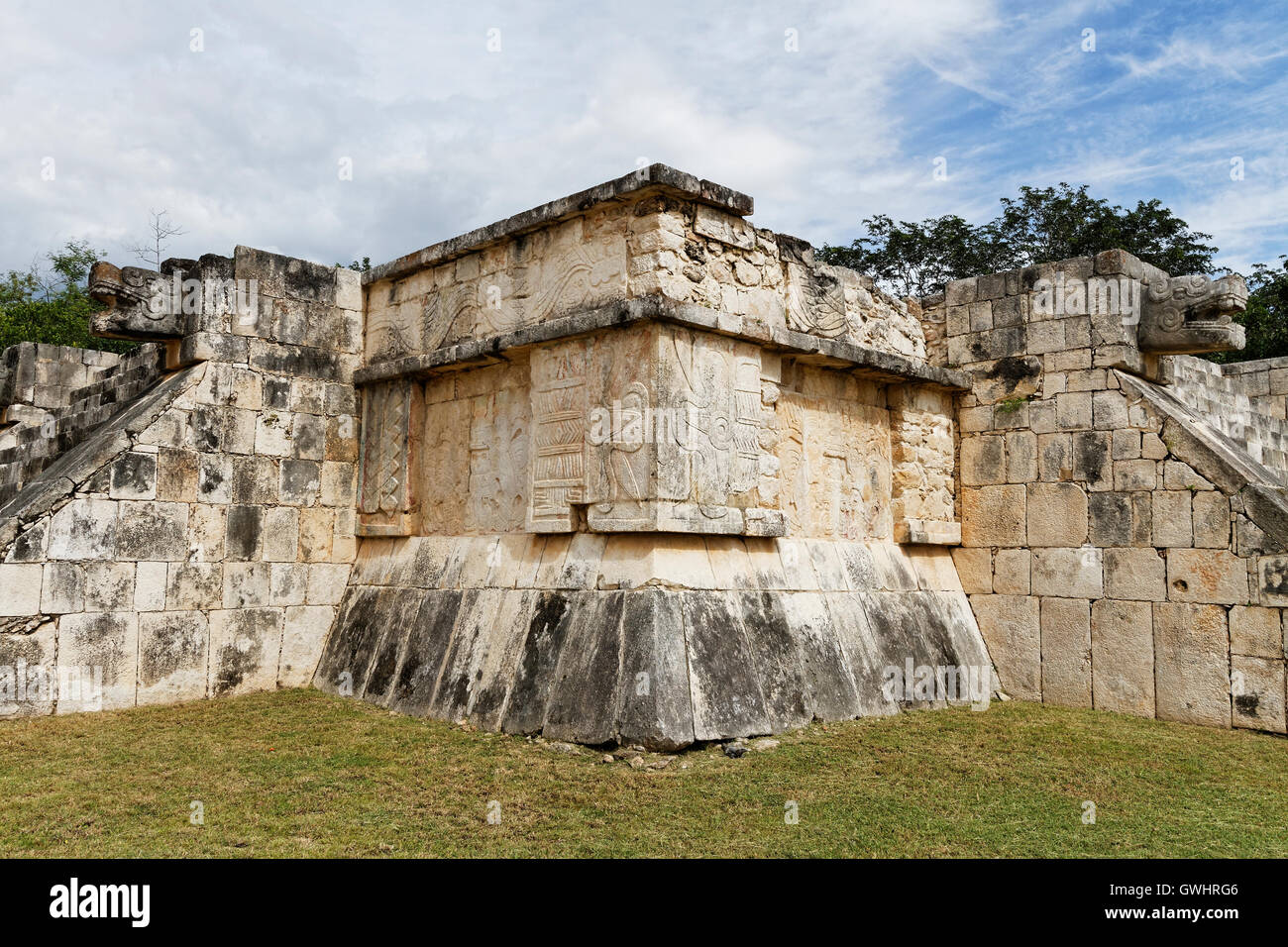 Scenic views of Chichen Itza Maya ruins on Yukatan Peninsula, Mexico ...