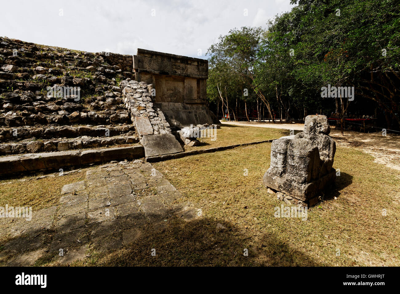 Scenic views of Chichen Itza Maya ruins on Yukatan Peninsula, Mexico ...