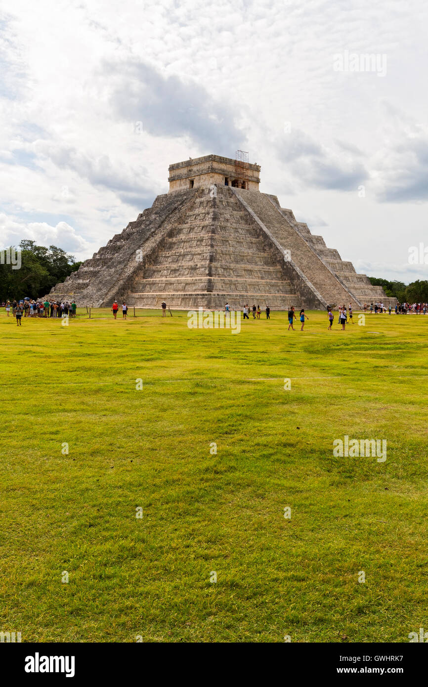 Scenic views of Chichen Itza Maya ruins on Yukatan Peninsula, Mexico ...