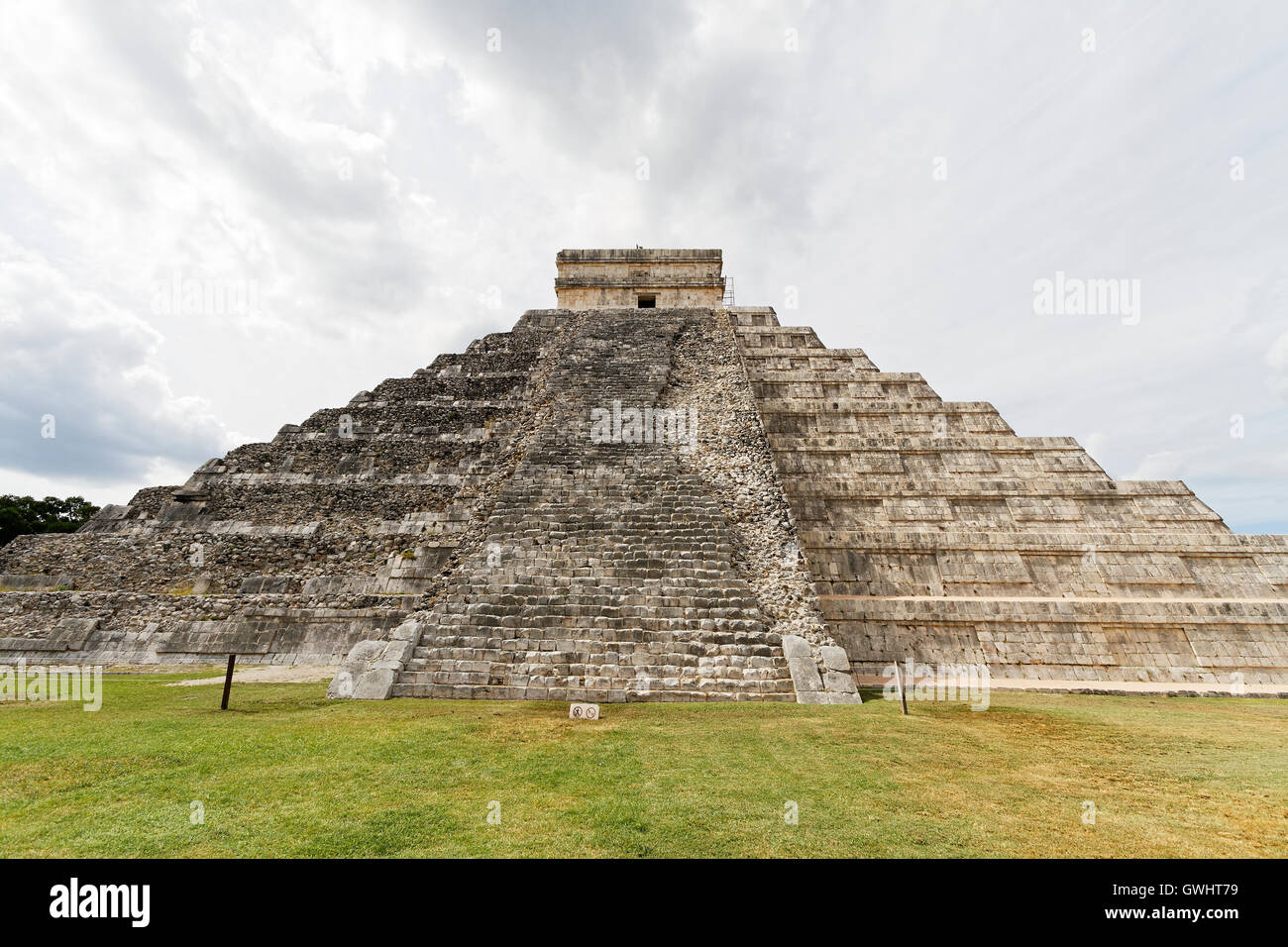 Scenic views of Chichen Itza Maya ruins on Yukatan Peninsula, Mexico ...