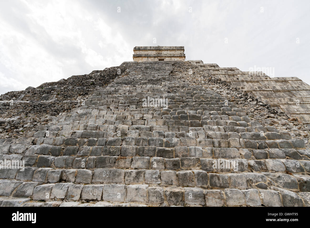 Scenic views of Chichen Itza Maya ruins on Yukatan Peninsula, Mexico ...