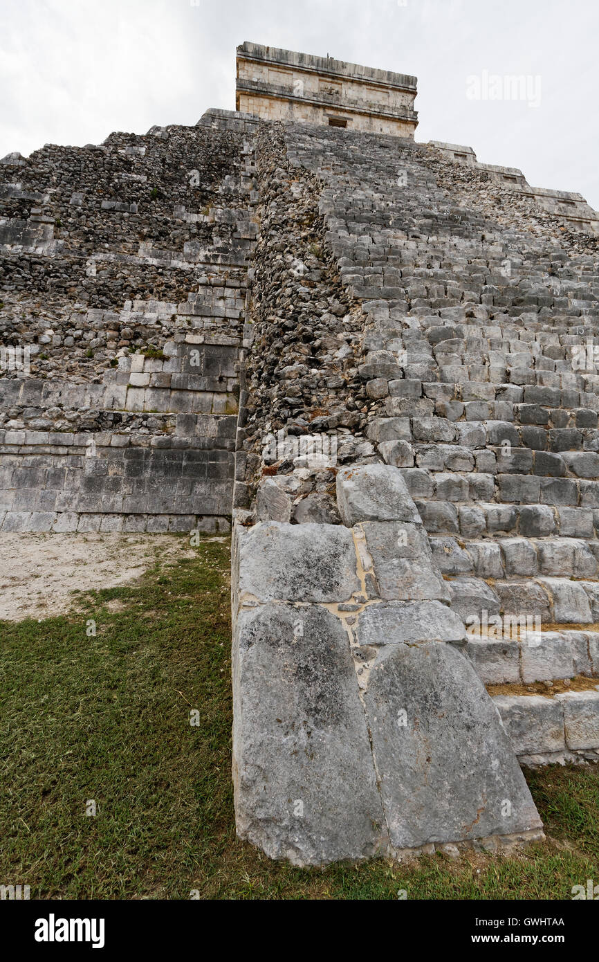 Scenic views of Chichen Itza Maya ruins on Yukatan Peninsula, Mexico ...