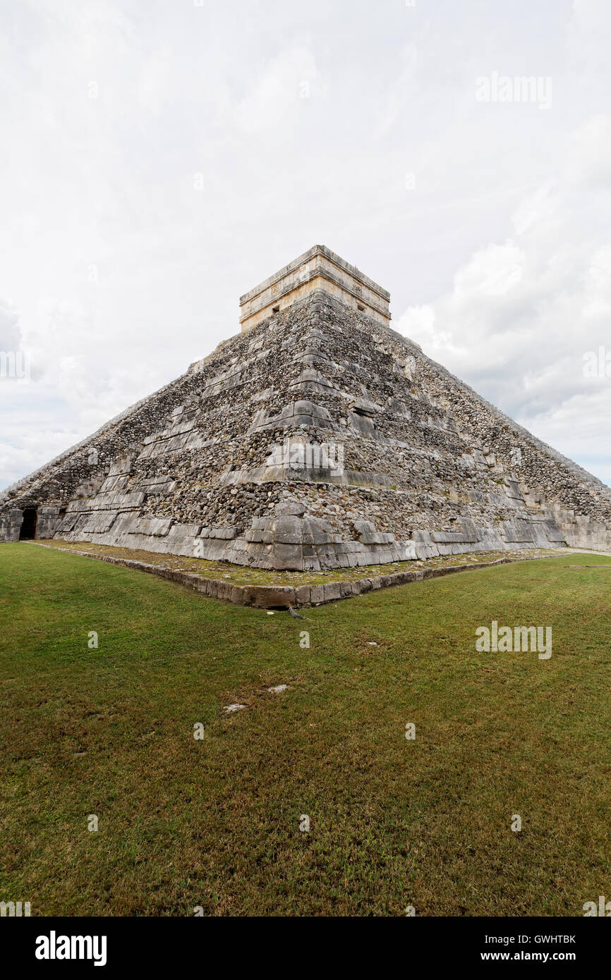 Scenic views of Chichen Itza Maya ruins on Yukatan Peninsula, Mexico ...