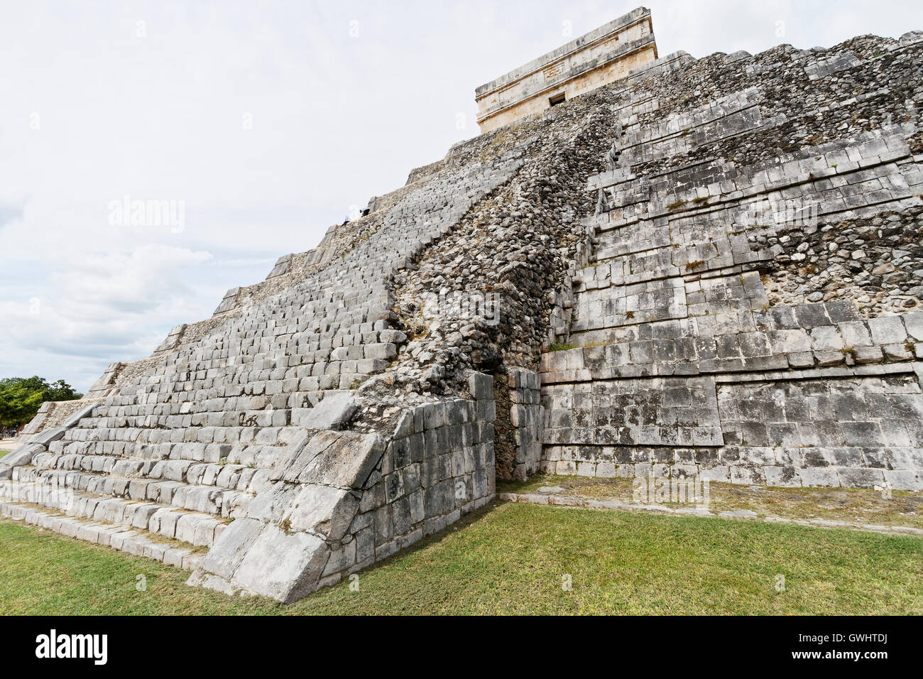 Scenic views of Chichen Itza Maya ruins on Yukatan Peninsula, Mexico ...
