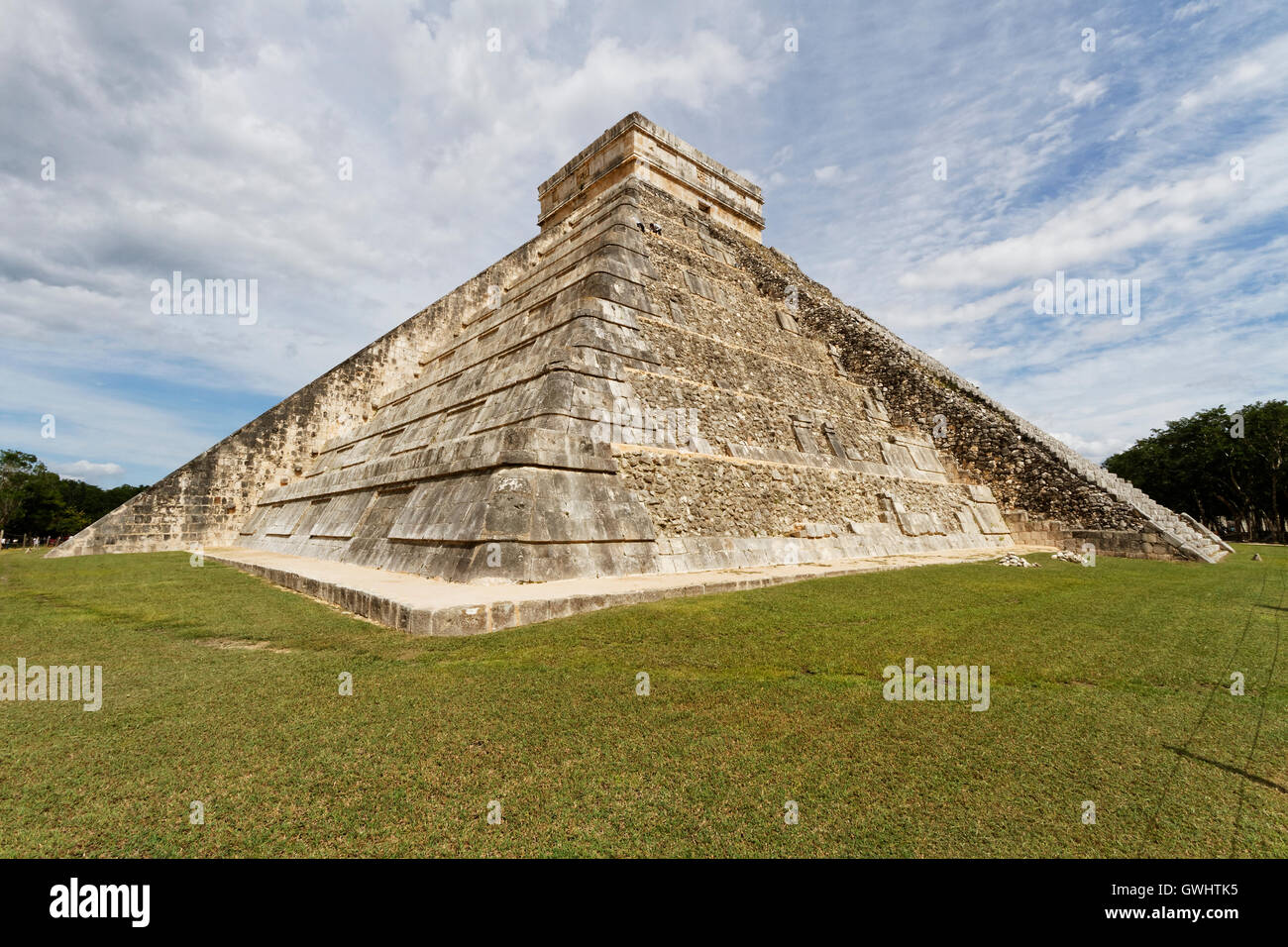 Scenic views of Chichen Itza Maya ruins on Yukatan Peninsula, Mexico ...