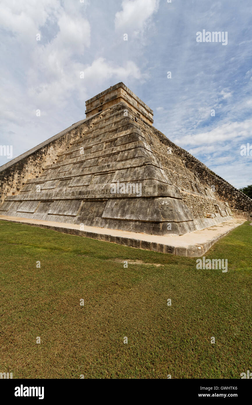 Scenic views of Chichen Itza Maya ruins on Yukatan Peninsula, Mexico ...