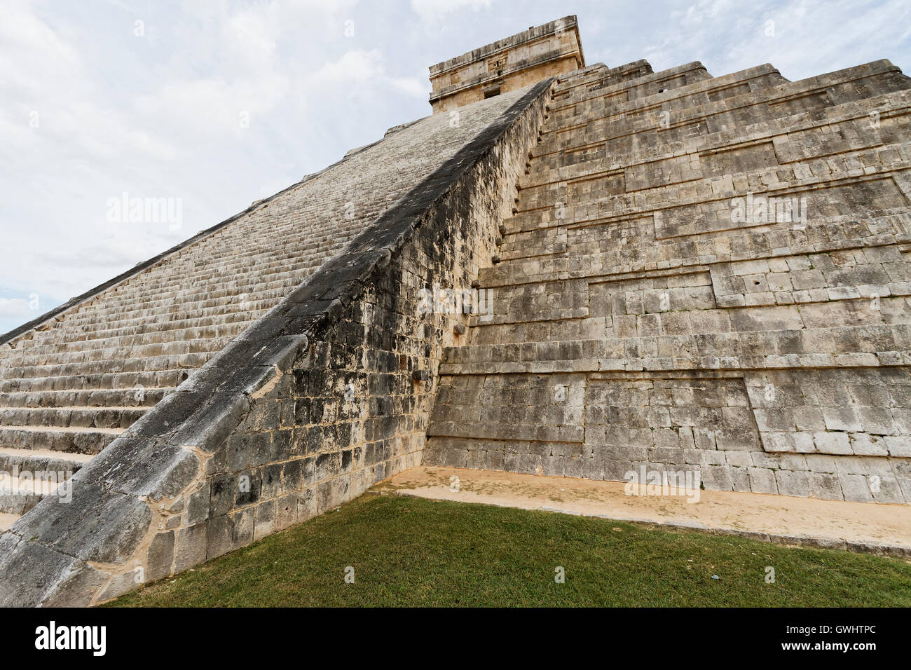 Scenic views of Chichen Itza Maya ruins on Yukatan Peninsula, Mexico ...