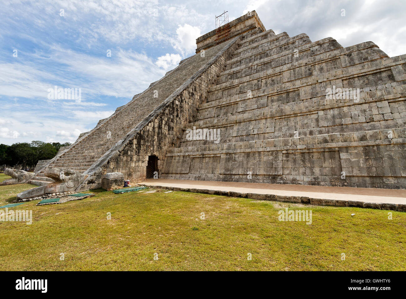 Scenic views of Chichen Itza Maya ruins on Yukatan Peninsula, Mexico ...