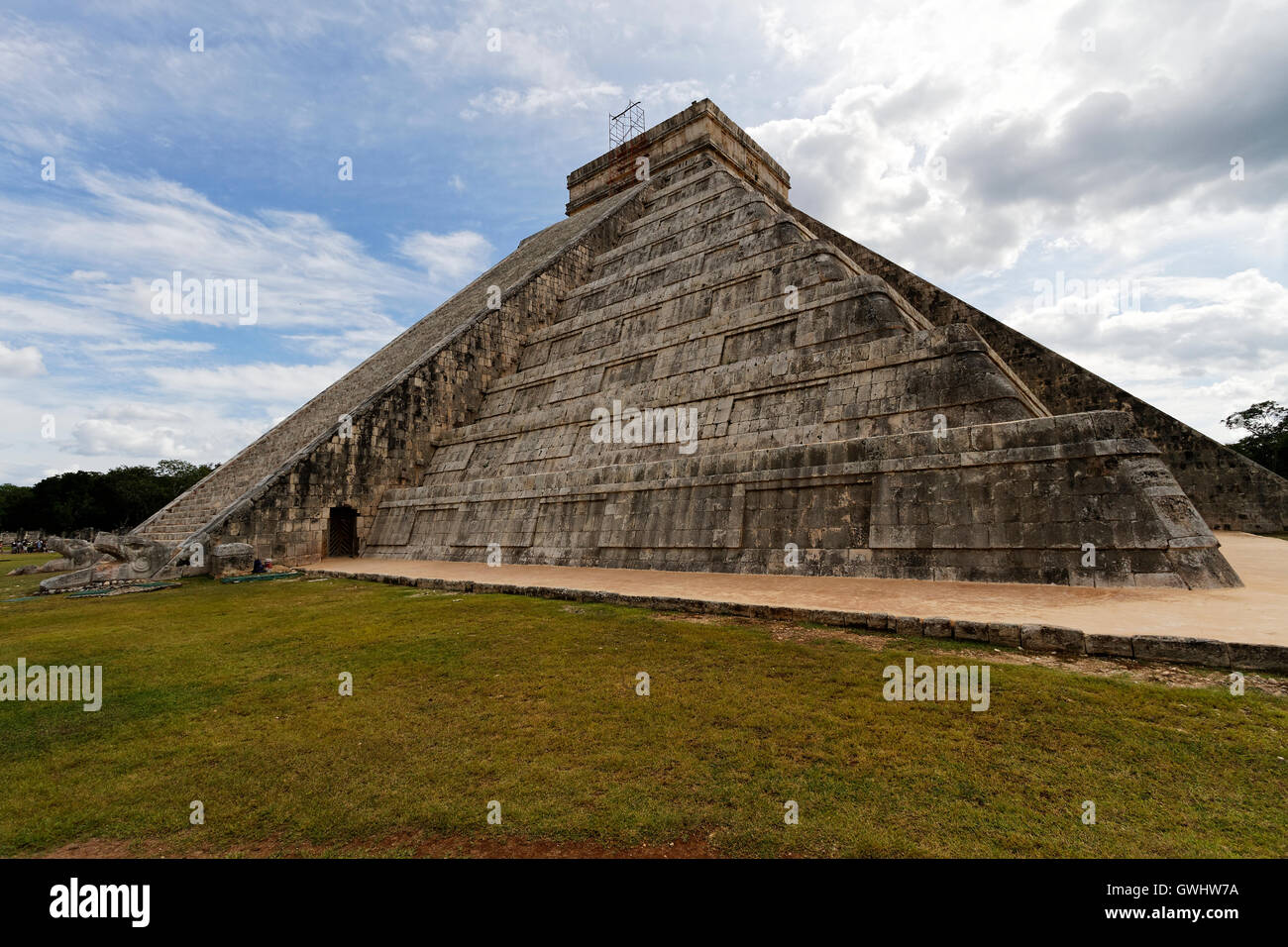 Scenic views of Chichen Itza Maya ruins on Yukatan Peninsula, Mexico ...