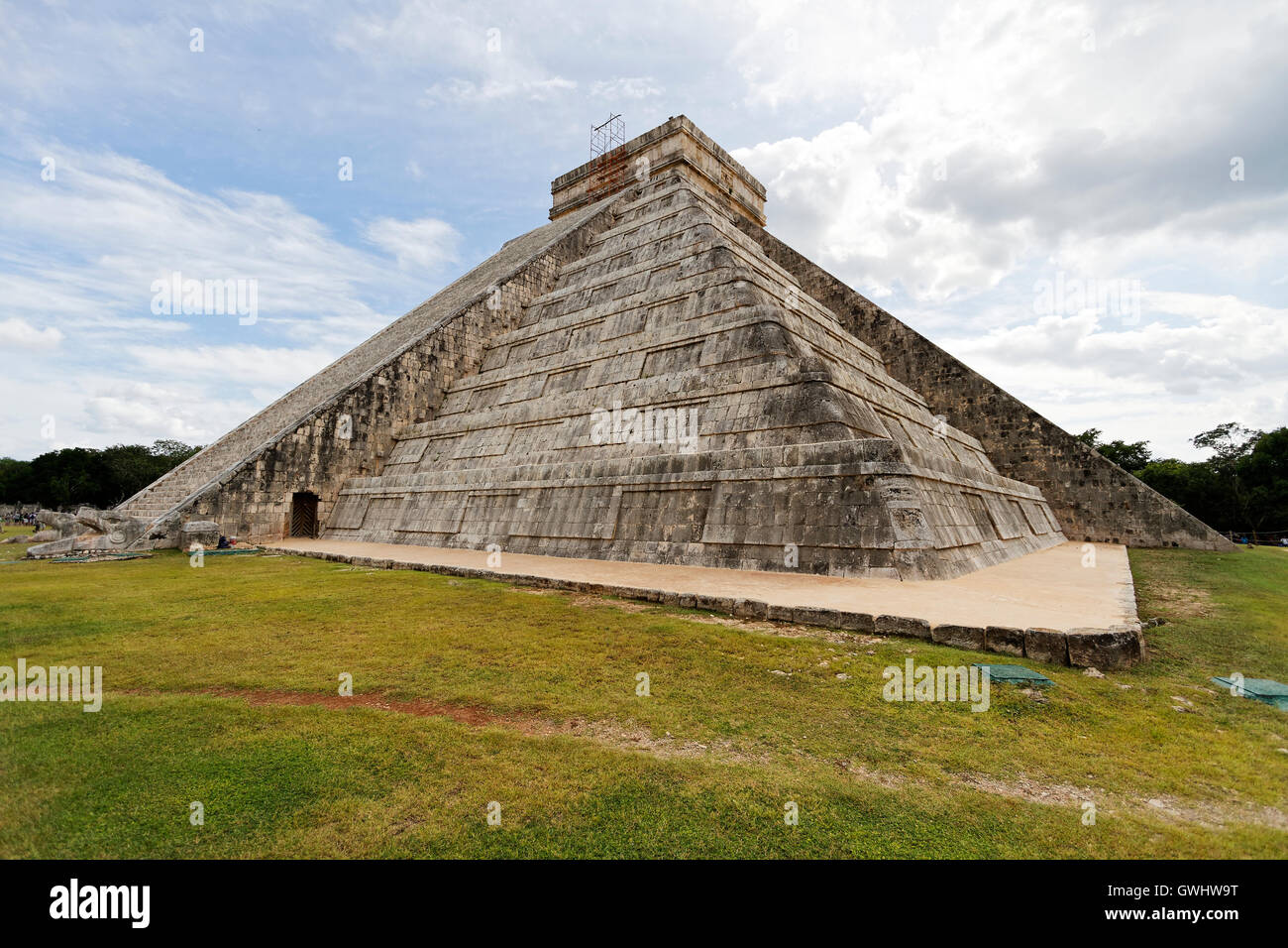 Scenic views of Chichen Itza Maya ruins on Yukatan Peninsula, Mexico ...