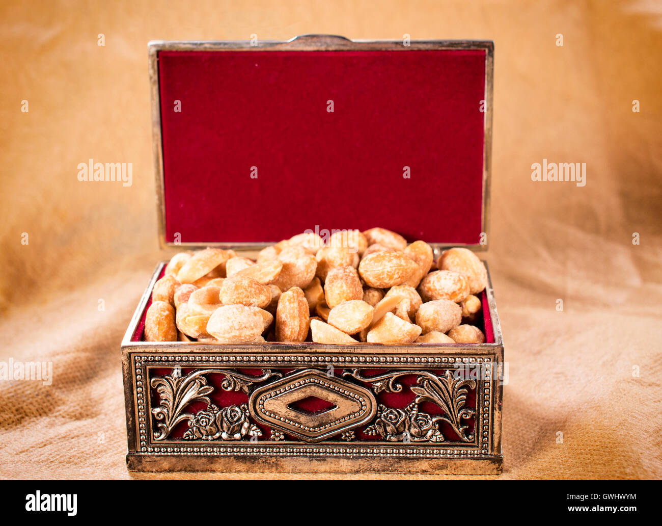 Peanuts in box Stock Photo - Alamy