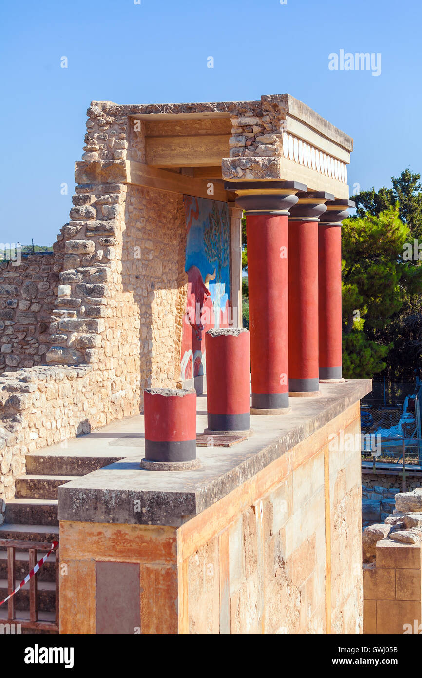 North Entrance with charging bull fresco and red columns, Knossos ...