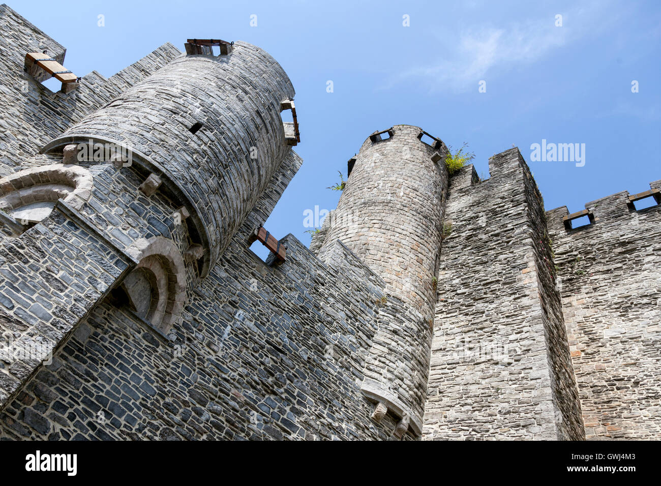 Thick castle walls hi-res stock photography and images - Alamy