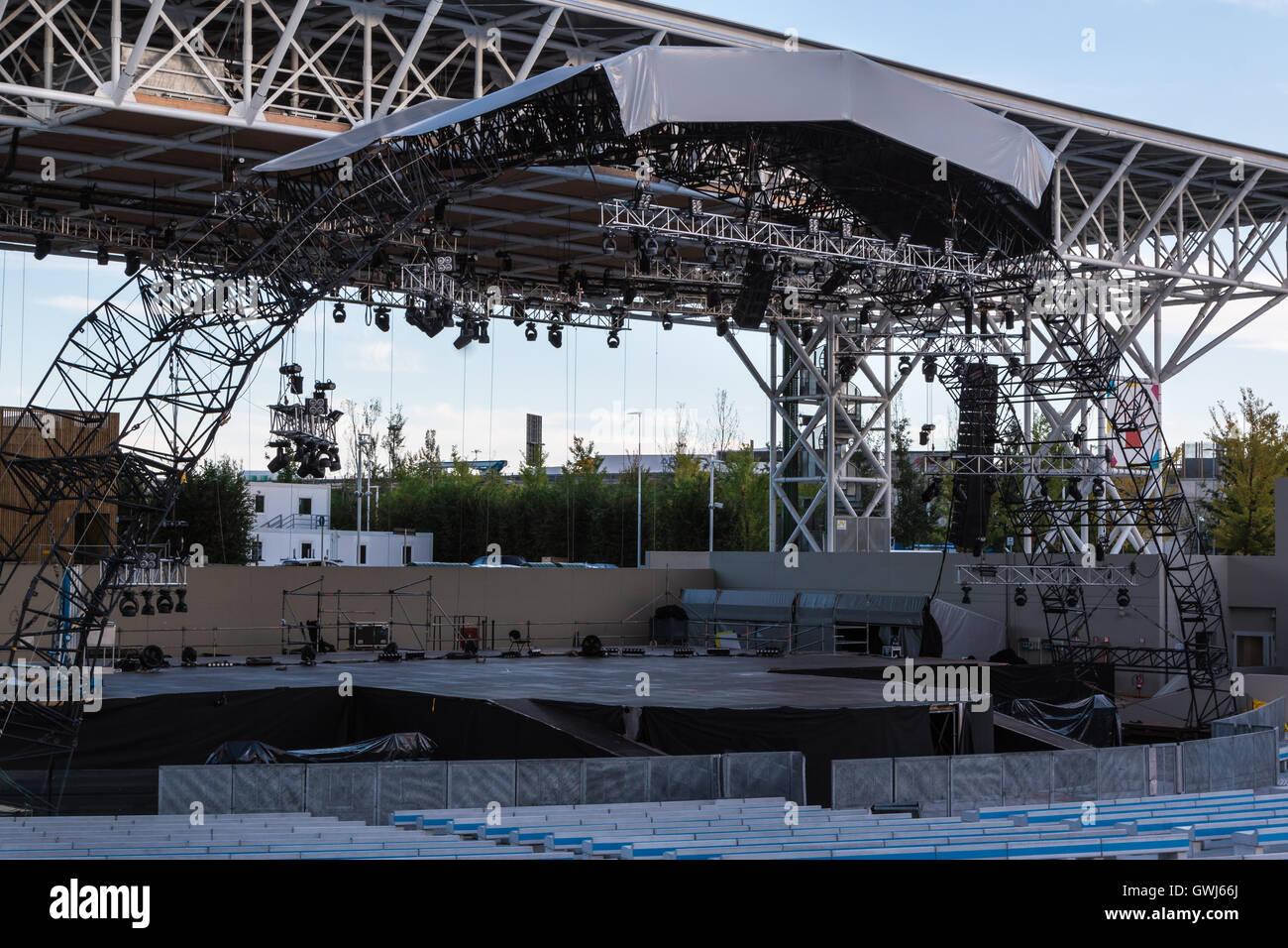 Empty Stage: Preparation Before A Concert Stock Photo - Alamy