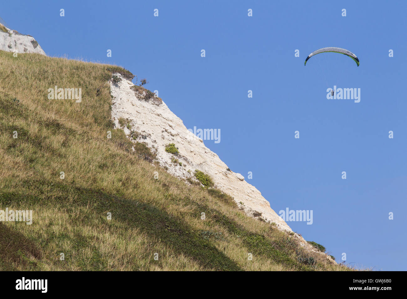 Para glider drifting over the White Cliffs of Dover Stock Photo - Alamy