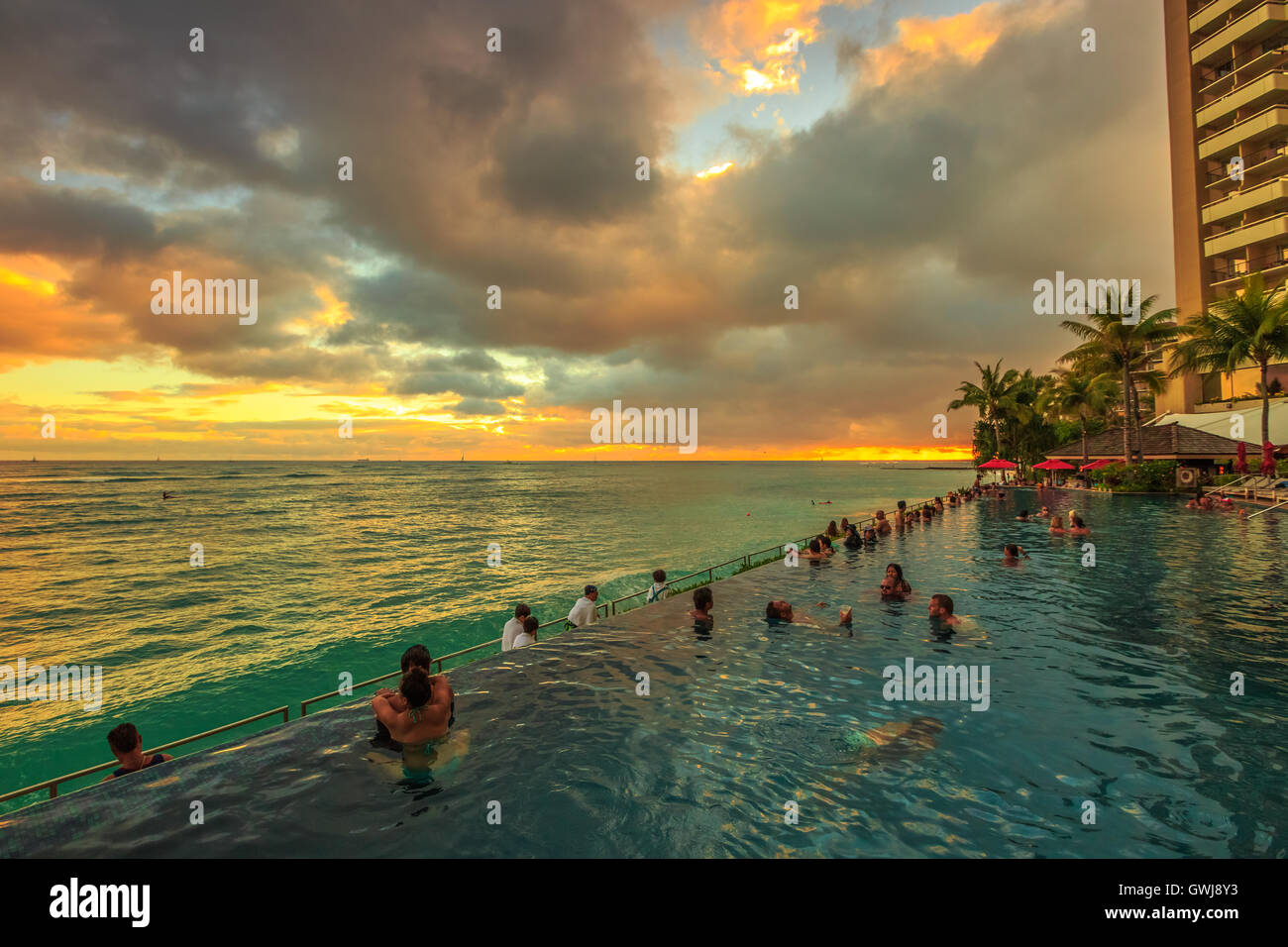 Infinity pool hi-res stock photography and images - Alamy