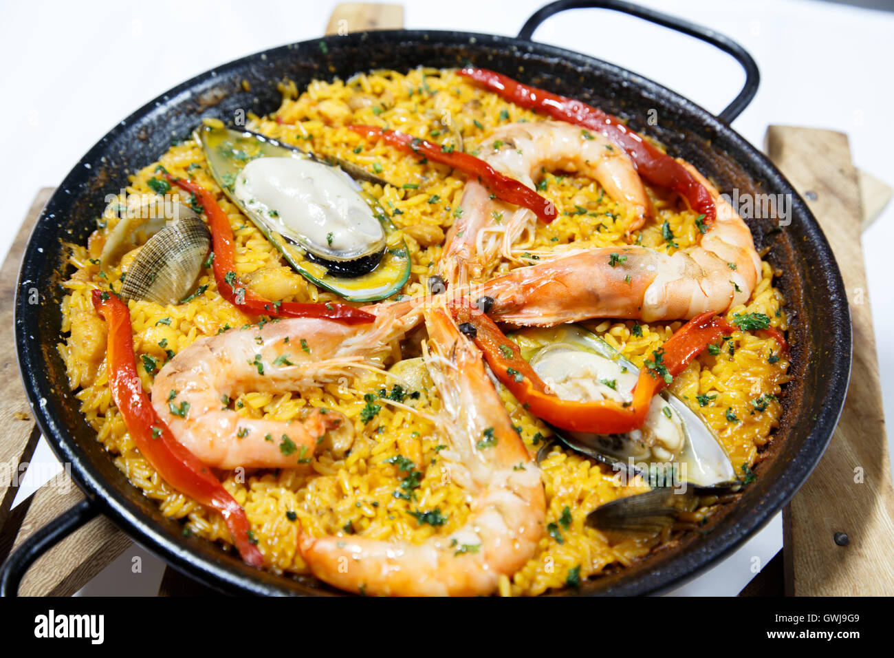 seafood paella in the fry pan Stock Photo - Alamy