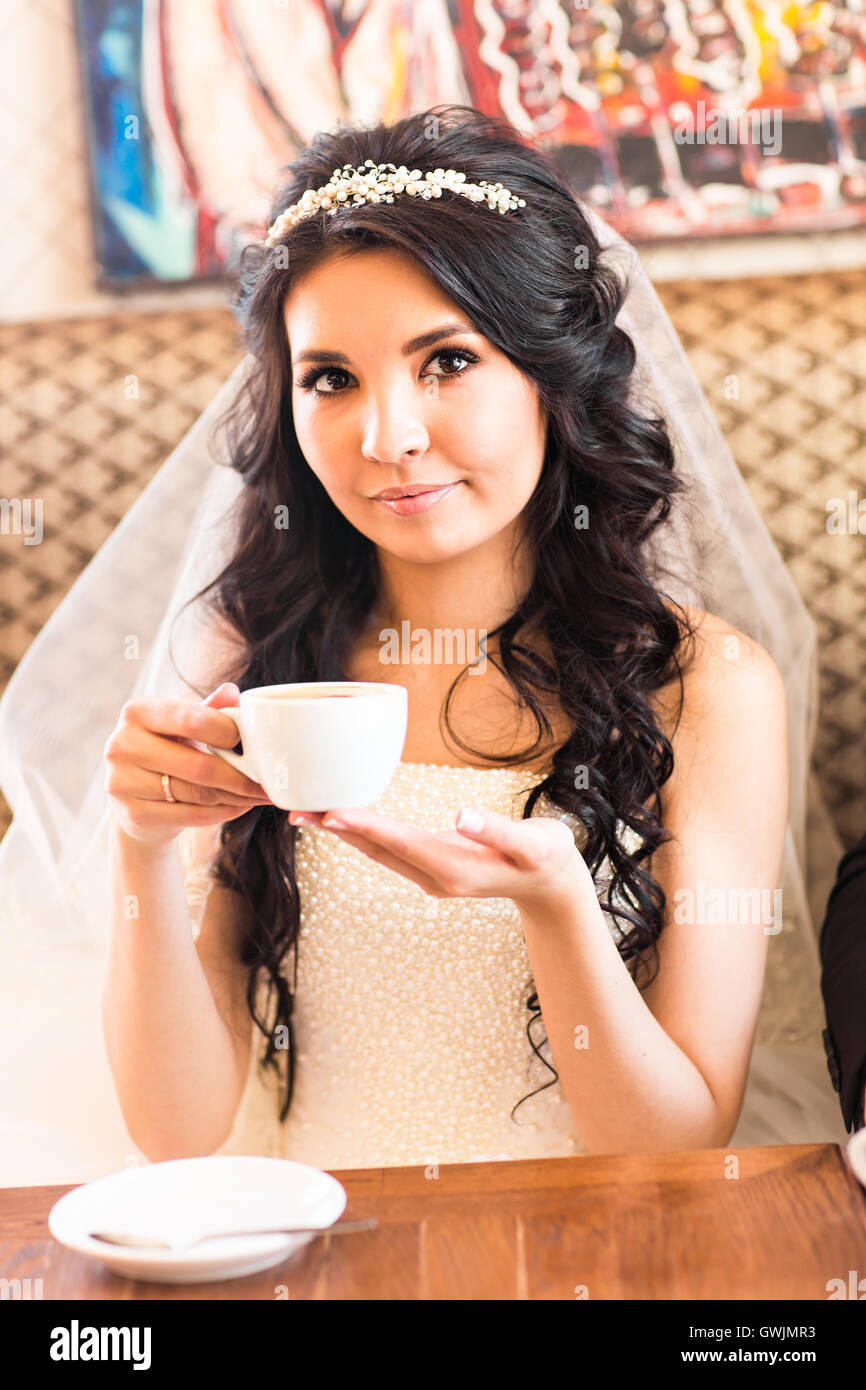 Bride drinking coffee wedding hi-res stock photography and images - Alamy