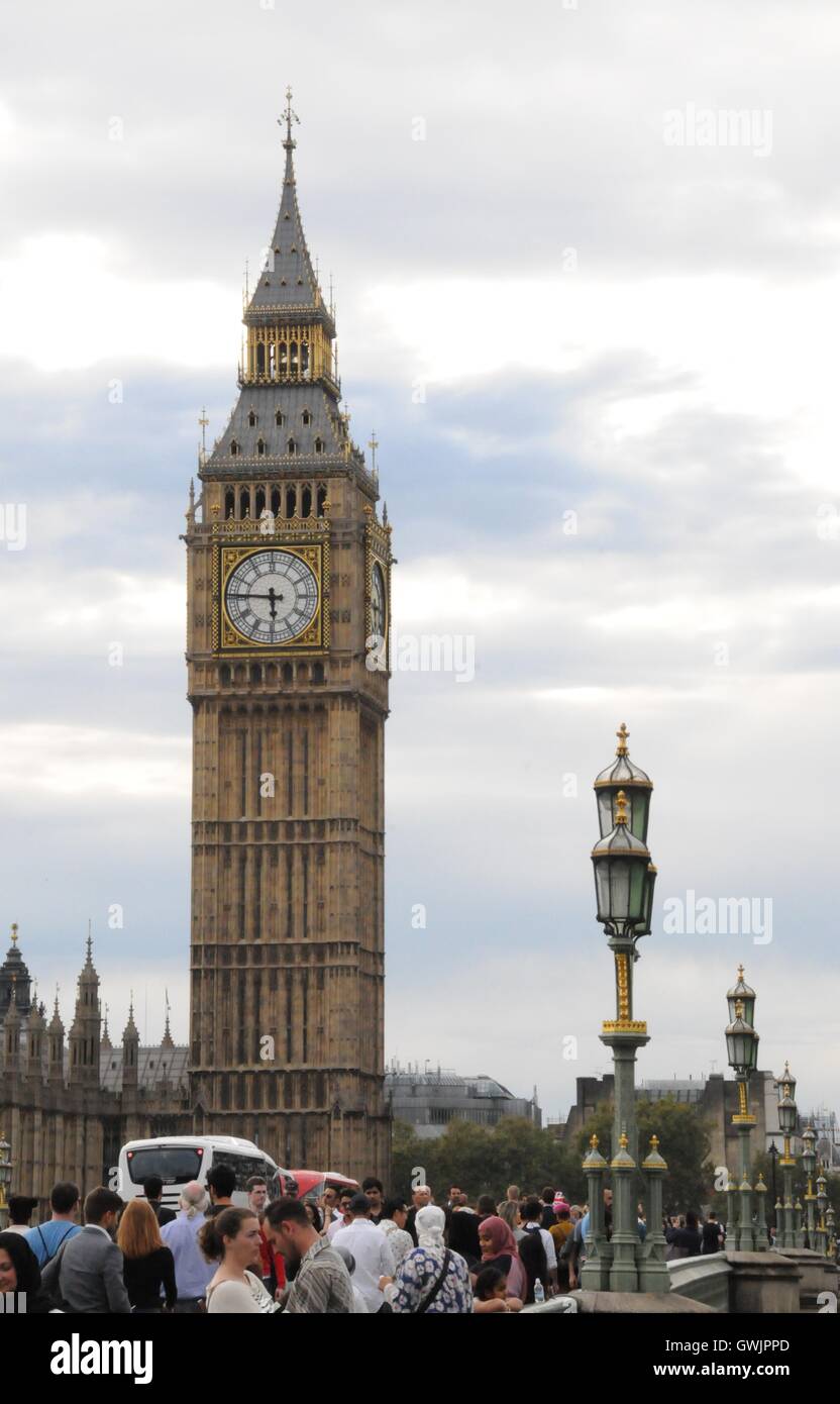 Pedestrians crossing westminster bridge hi-res stock photography and ...