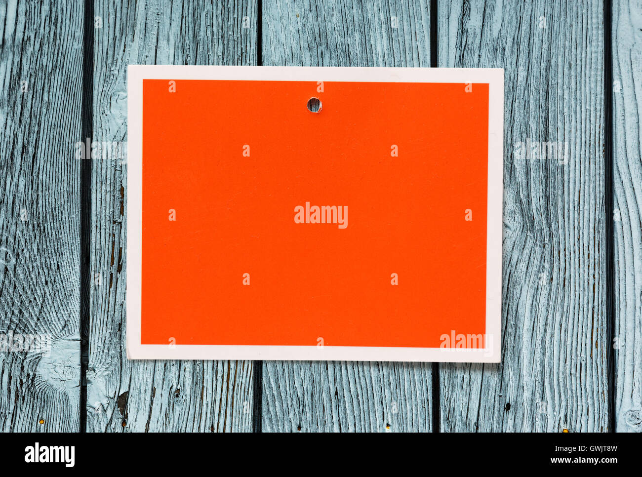 Blank red card on the wooden background Stock Photo - Alamy