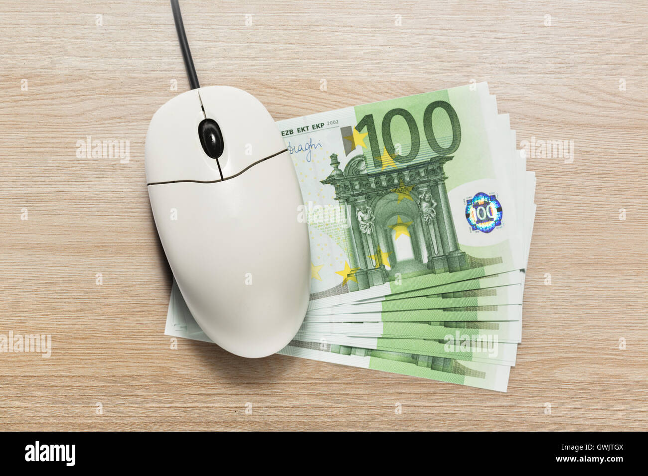 Computer mouse and one hundred euro banknotes Stock Photo - Alamy