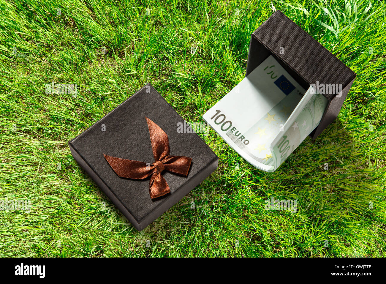 Gift box with one hundred euro banknotes Stock Photo - Alamy