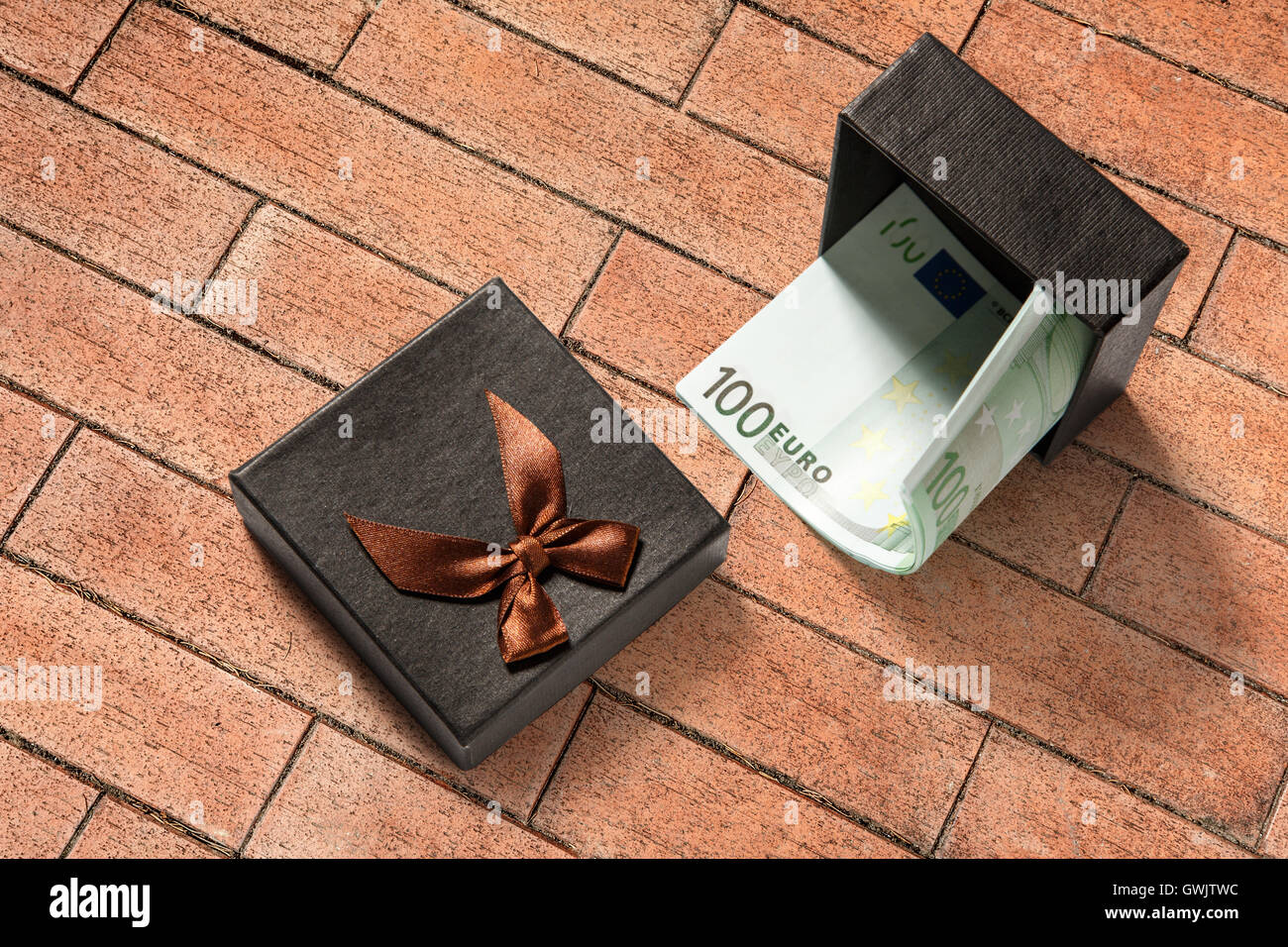 Gift box with one hundred euro banknotes Stock Photo - Alamy