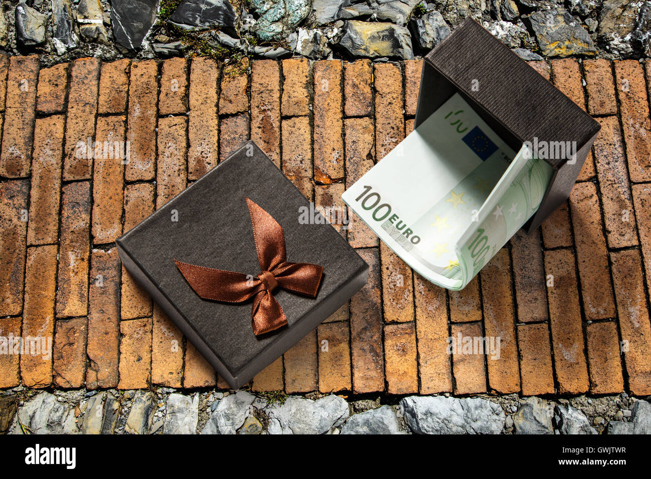 Gift box with one hundred euro banknotes Stock Photo - Alamy