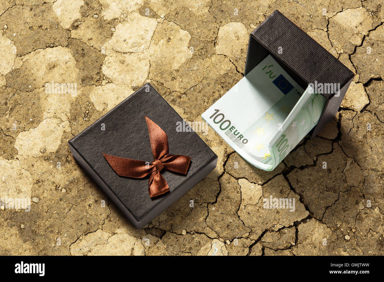 Gift box with one hundred euro banknotes Stock Photo - Alamy